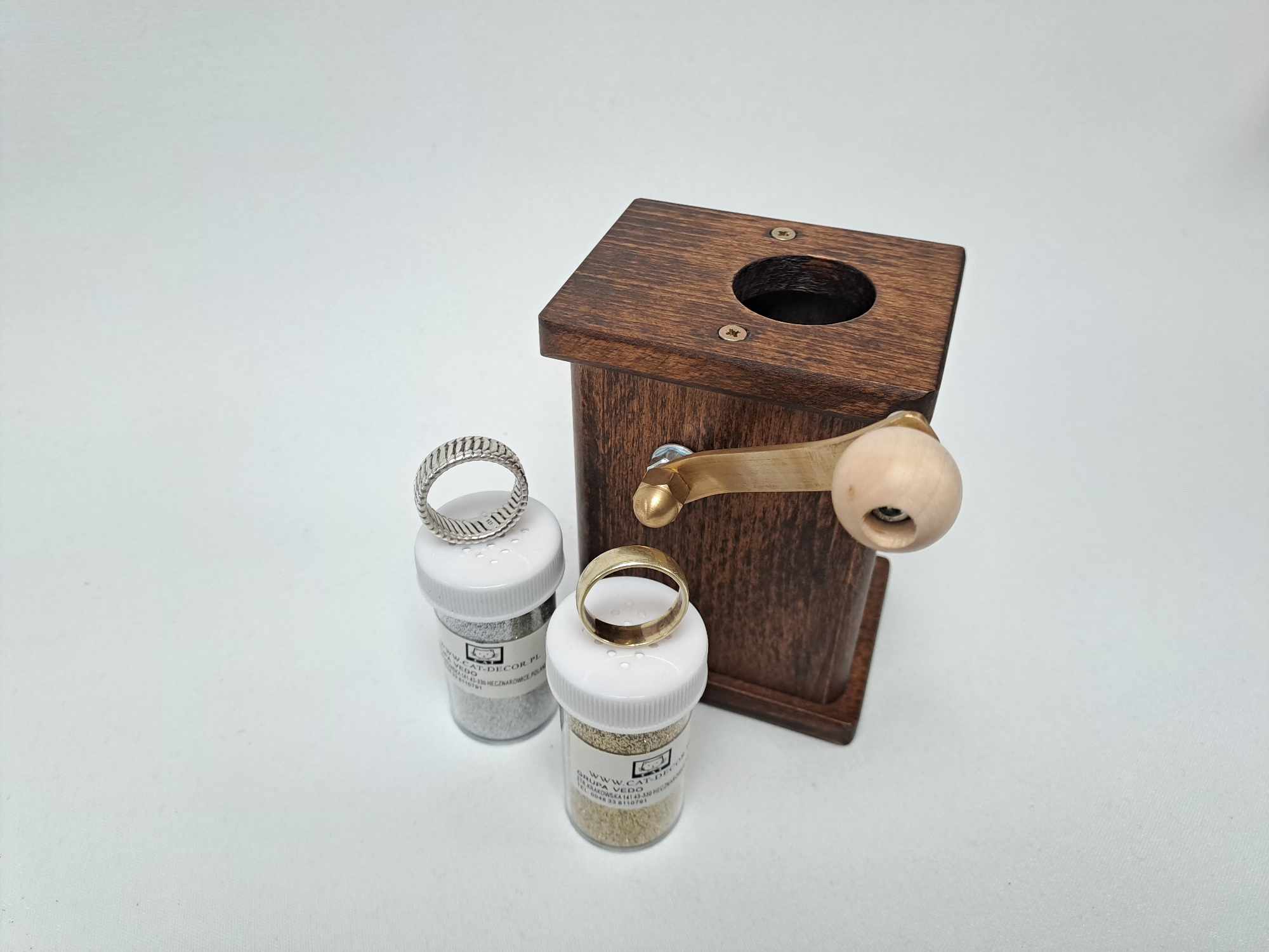 Ring Grinder Wood (6452) - Dynamite Magic